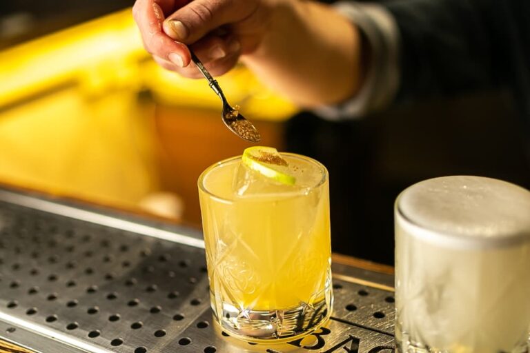 Diferencias entre coctelería y mixología que debes conocer